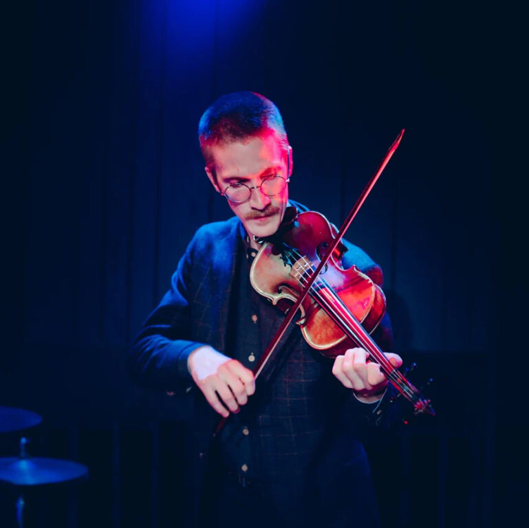 Traditional Fiddle Tunes from Agder with Gard Nergaard - Crossings